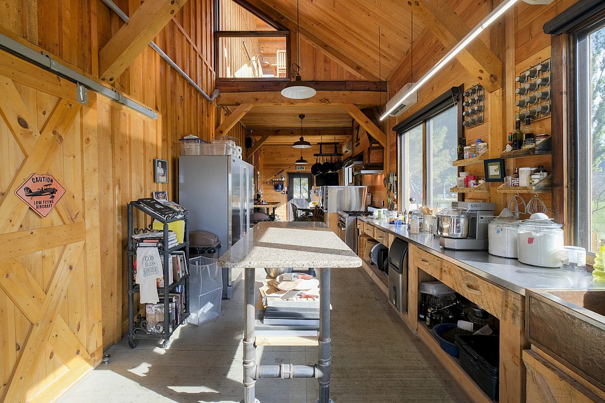 Timberlyne | Airplane Hangar